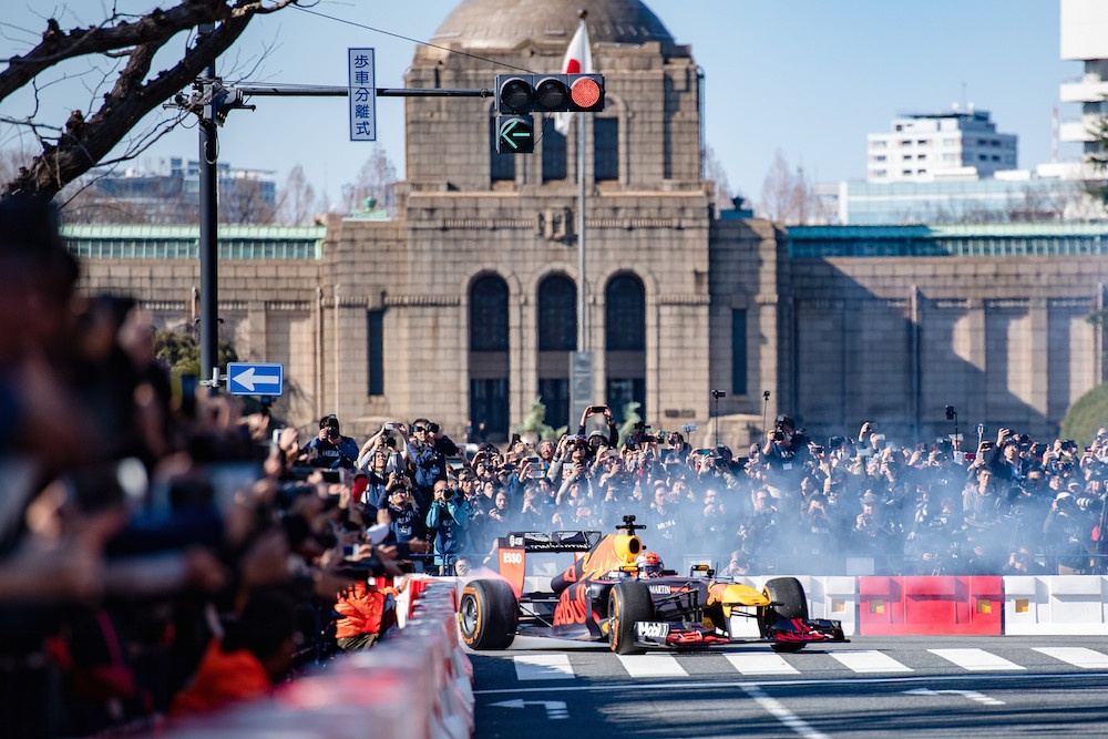 レッドブルのF1マシンが明治神宮外苑を爆走 - PRESSPORTS