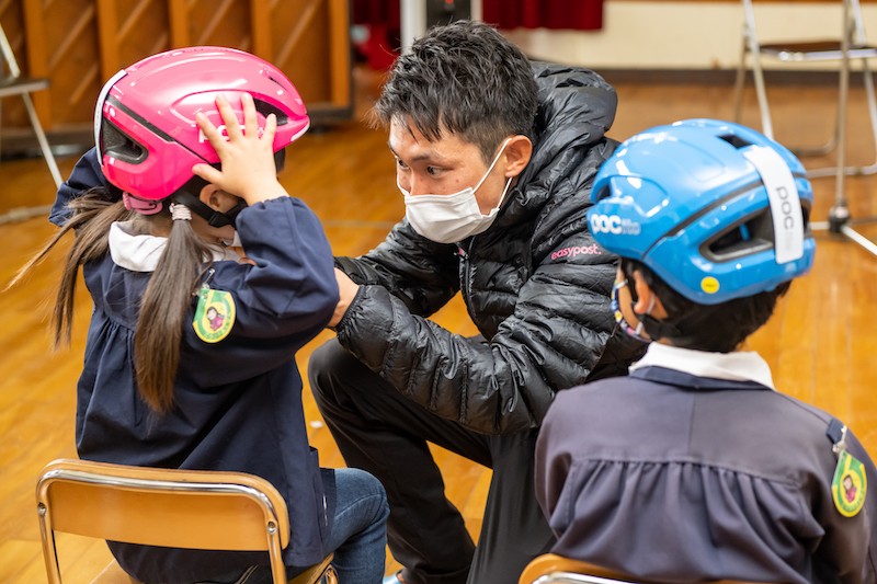 中根英登とPOC/FULLMARKSが保育園にヘルメットを寄贈 - PRESSPORTS