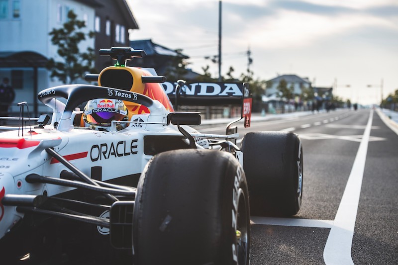 レッドブルが公道を封鎖して新幹線とF1マシンの並走シーン撮影 - PRESSPORTS