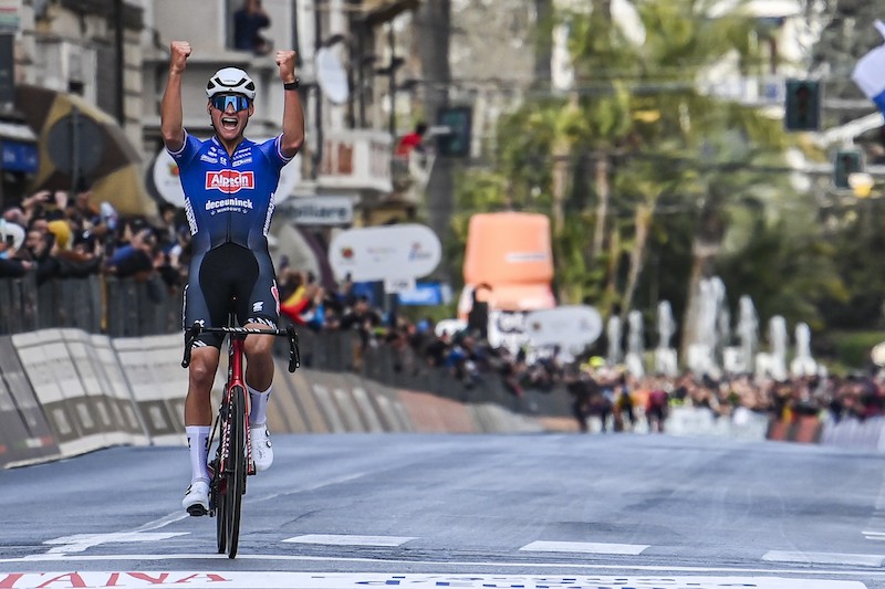 ファンデルプールが62年前の祖父に続くミラノ〜サンレモ独走勝利 - PRESSPORTS